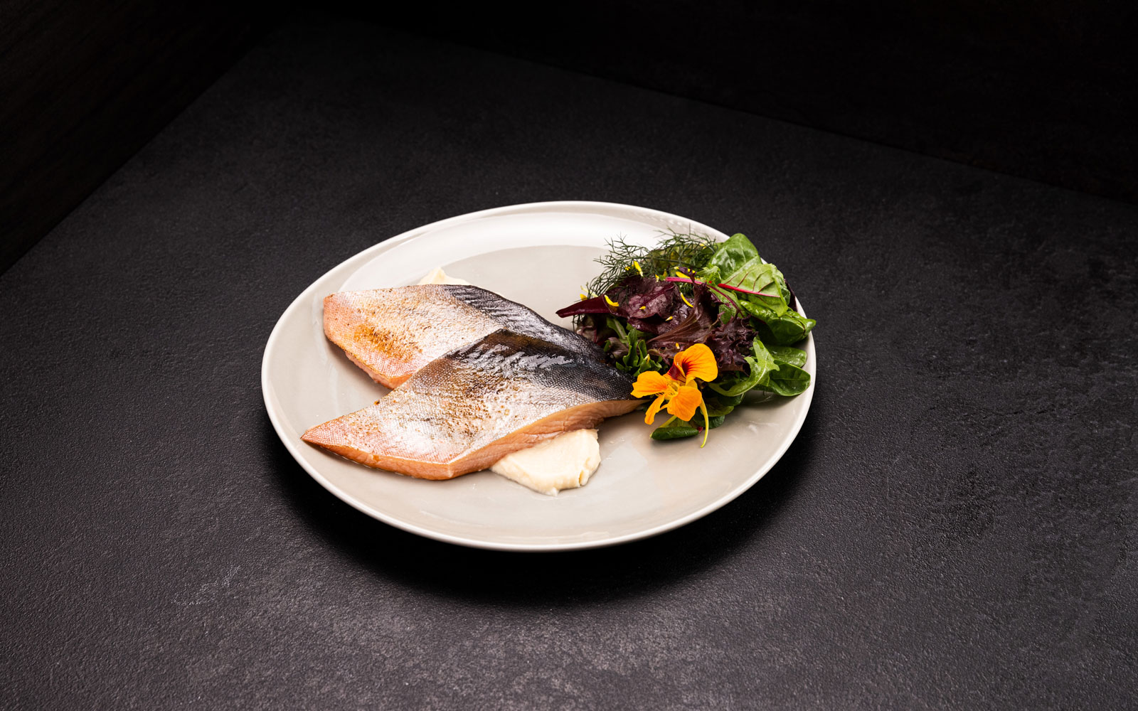 Auf der Haut gebratenes Seesaiblingfilet - Fischkochstudio